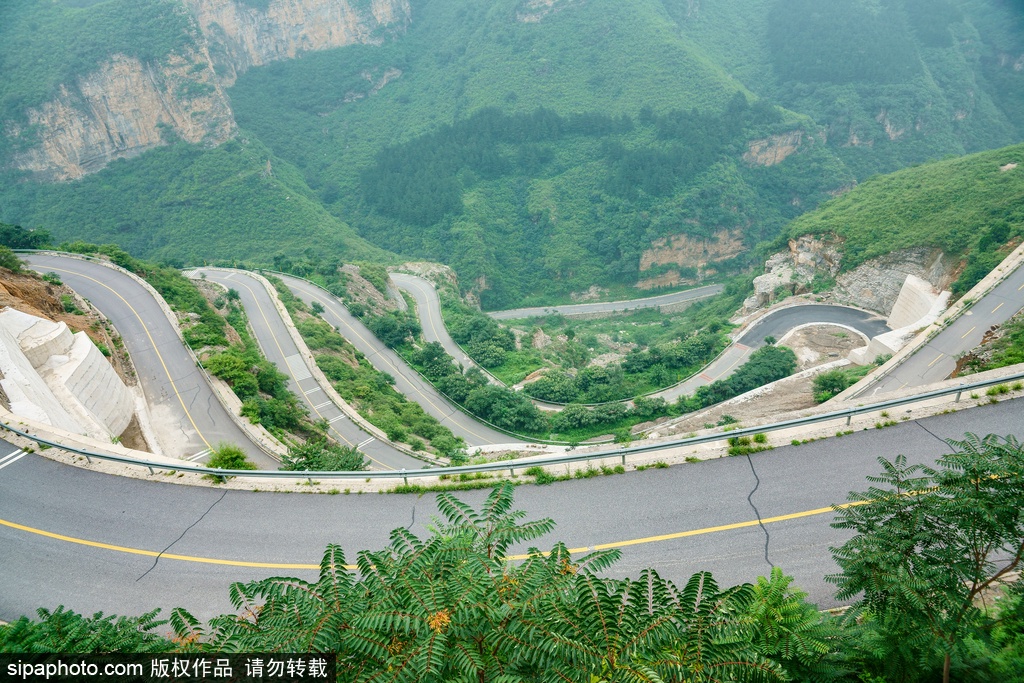 Most Beautiful 'Devil Road' in Beijing