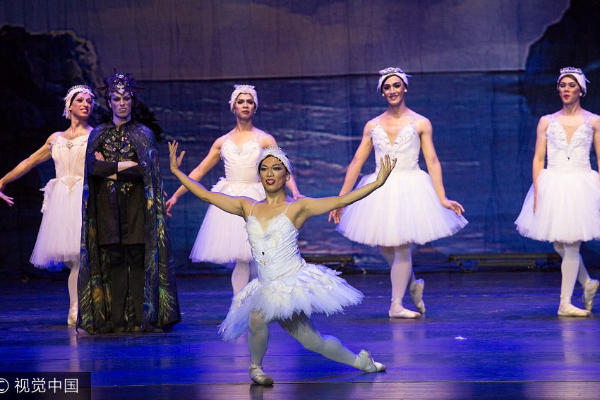All-male comedy ballet thrills audience in Beijing