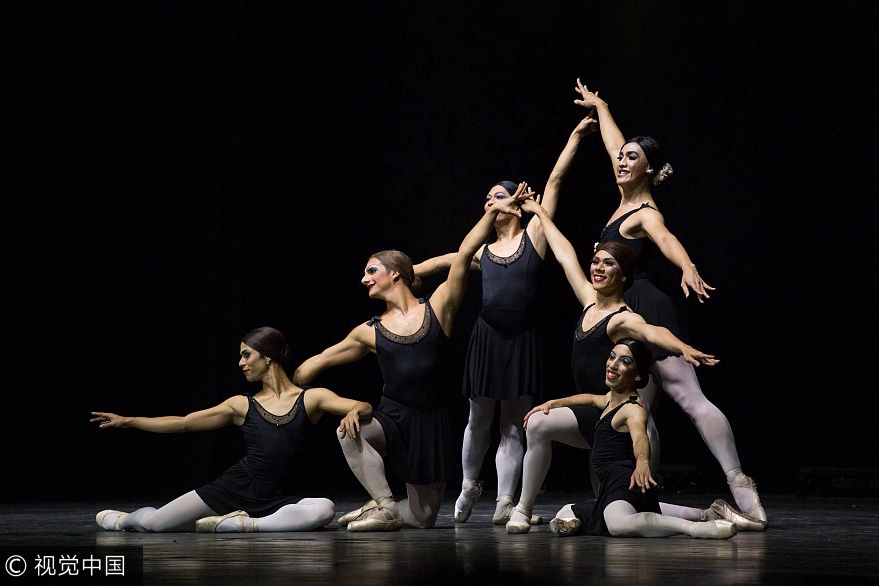 All-male comedy ballet thrills audience in Beijing