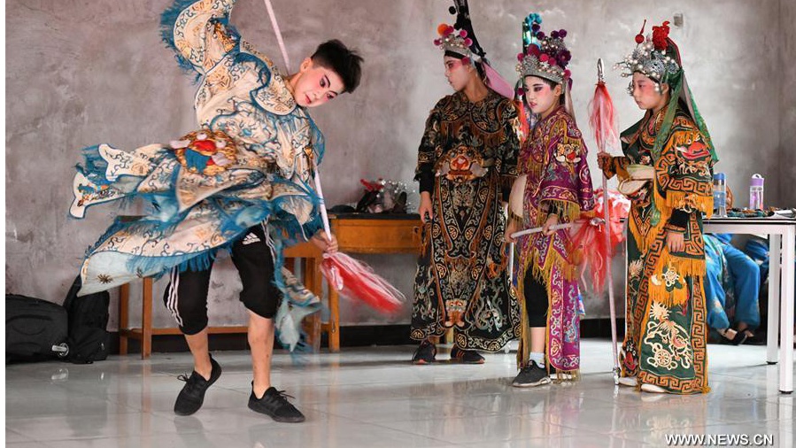 Students spend summer vacation by developing hobbies in Hebei