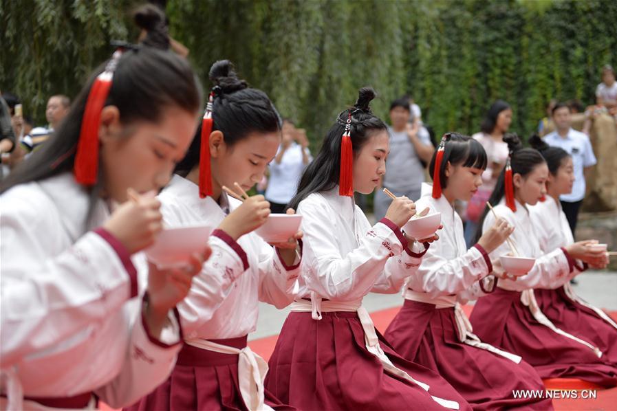 Han dresses show in Chinese traditional coming-of-age ceremony