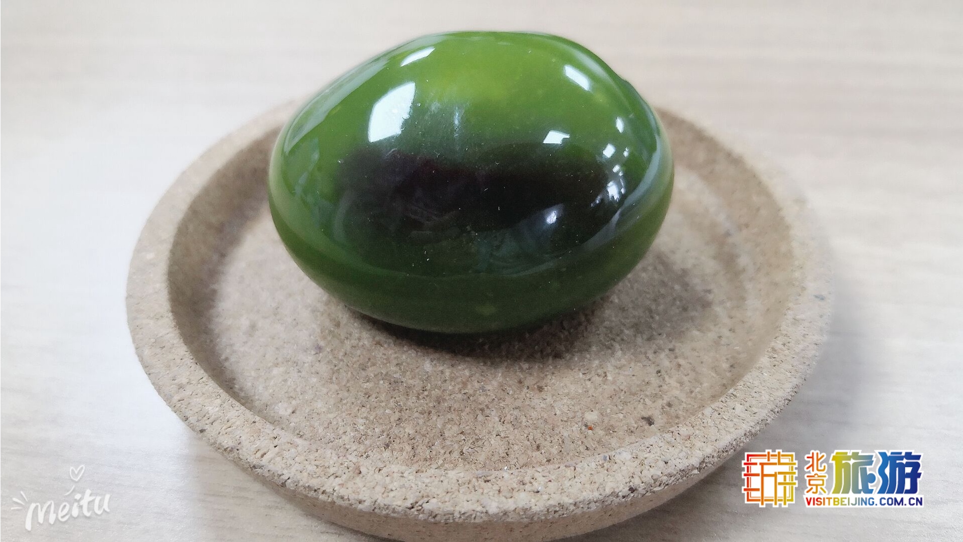 Why do people queue up for 'Qingtuan' during the Qingming Festival?