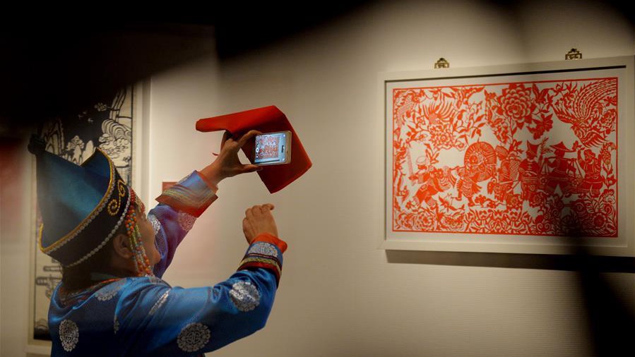 Traditional Chinese papercutting exhibition attracts visitors