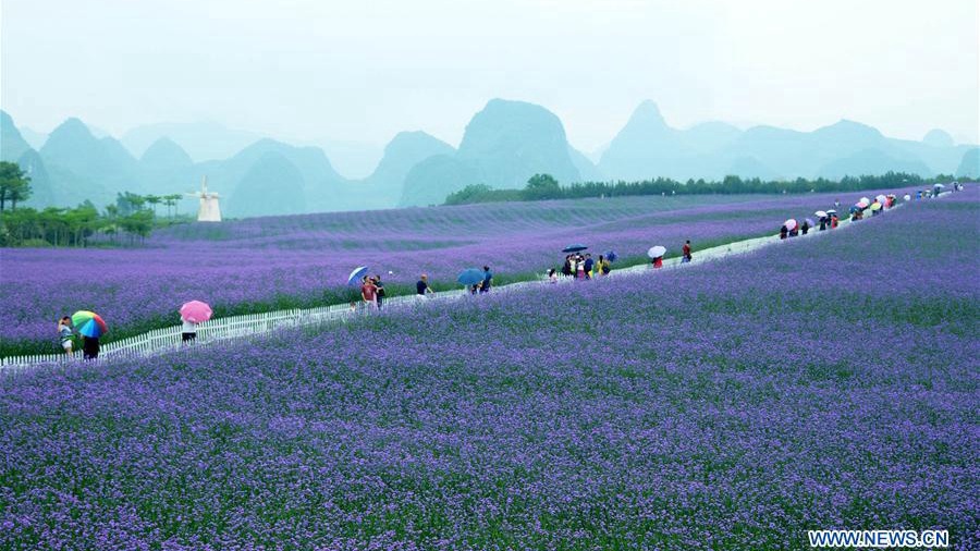 People enjoy Labor Day holiday across China