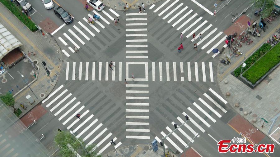 Diagonal crossing option a first for pedestrians in Beijing