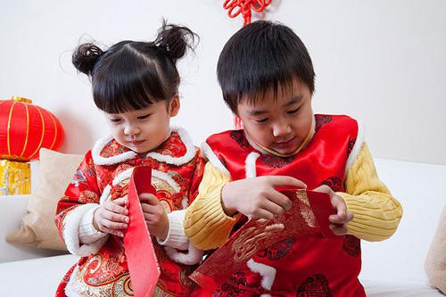 Giving out lucky money at Spring Festival a financial burden: survey